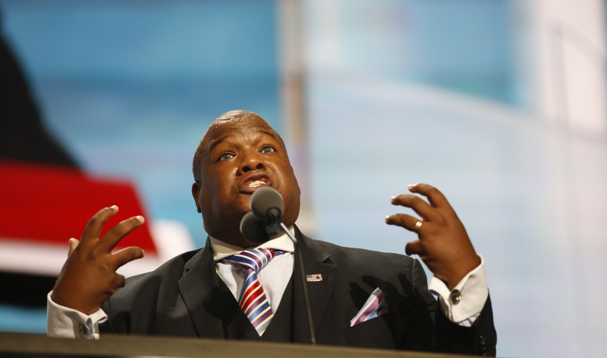 Pastor Mark Burns Wants To Be Taken Seriously With Colored Contacts ...