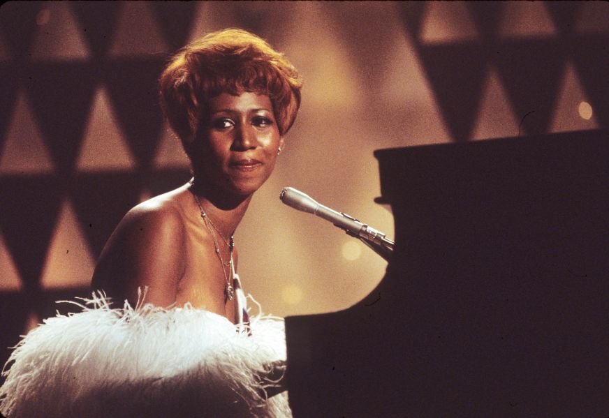 Aretha Franklin Performing Pictures: Photos Live On Stage Singing | NewsOne