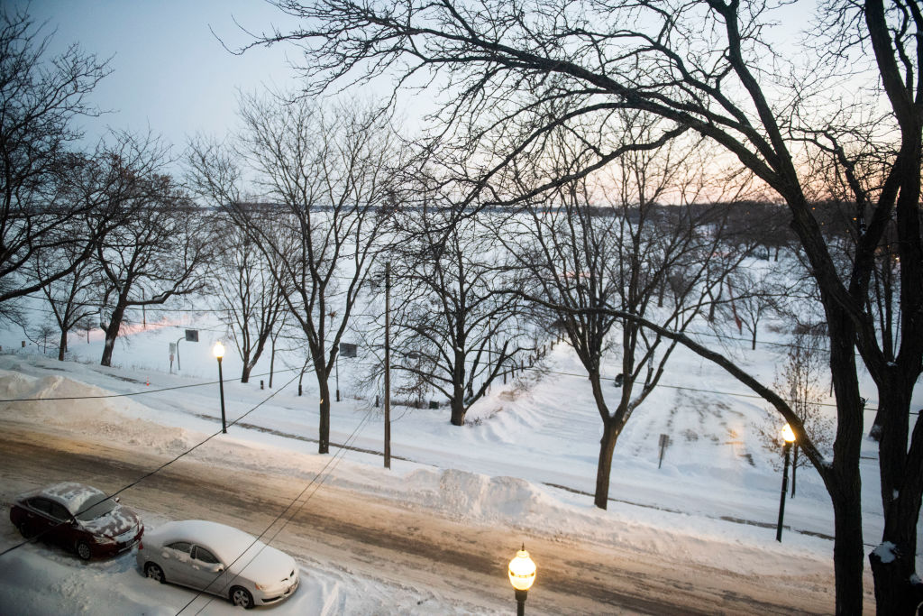 Polar Vortex: Chicago Inmates Shovel Snow As Frigid Weather Arrives